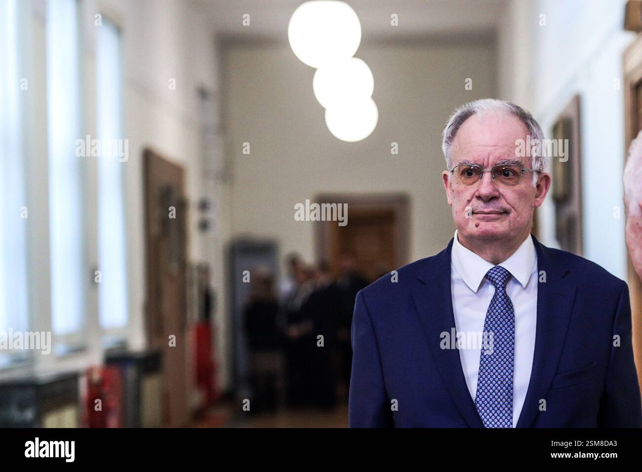 Athènes, Grèce. 12 février 2025. Constantin Tassoulas attend les ...