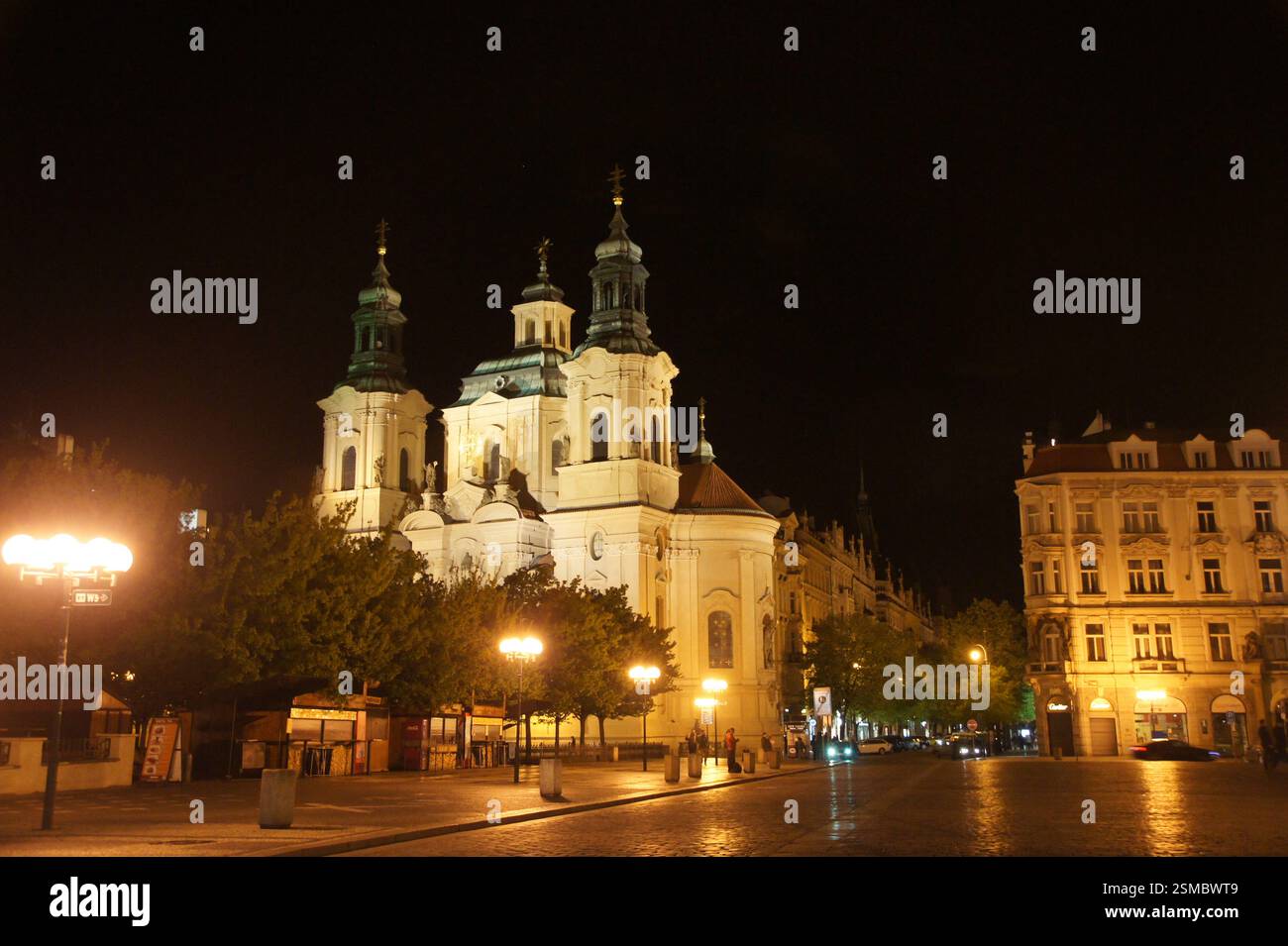 L'église Nicholas, chef-d'œuvre baroque illuminé la nuit, se dresse ...