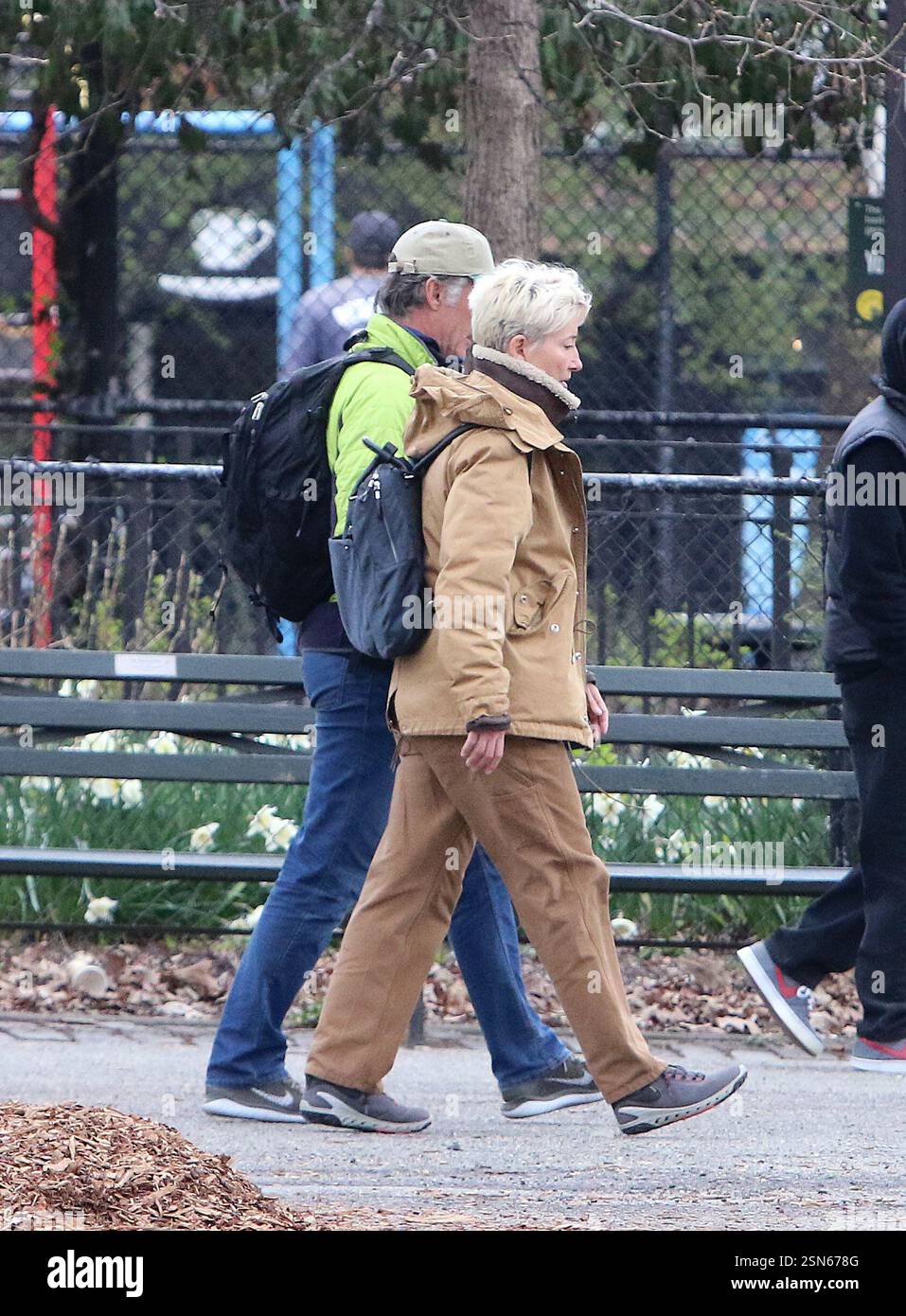 L'actrice Emma Thompson se bat contre le froid du printemps alors qu ...