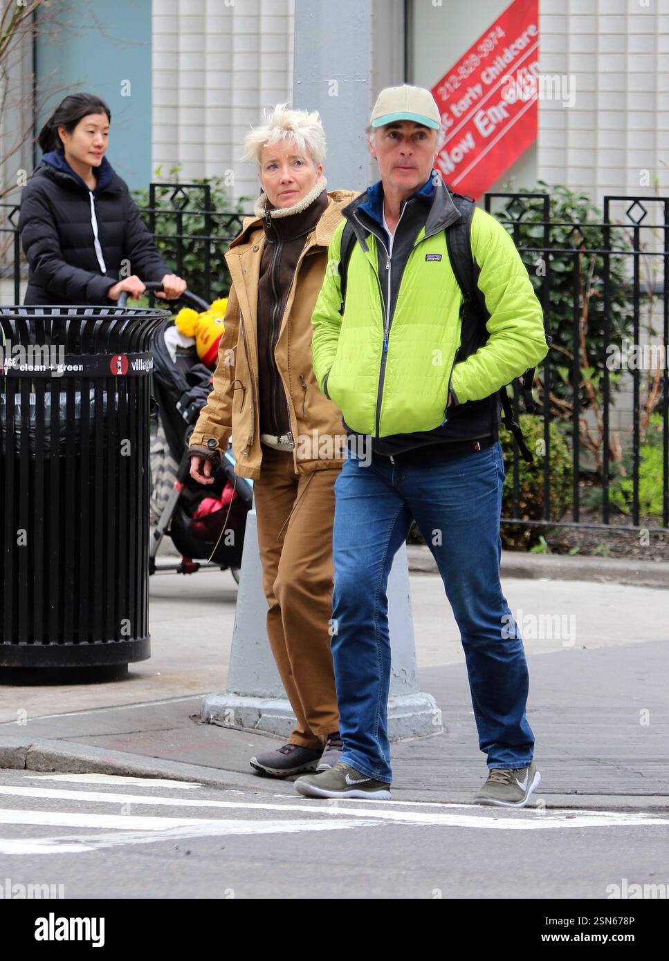 L'actrice Emma Thompson se bat contre le froid du printemps alors qu ...