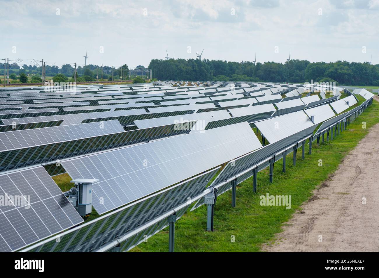 Deutschlands größter Solarpark mit 40,000 drehbaren Modulen eingeweiht ...