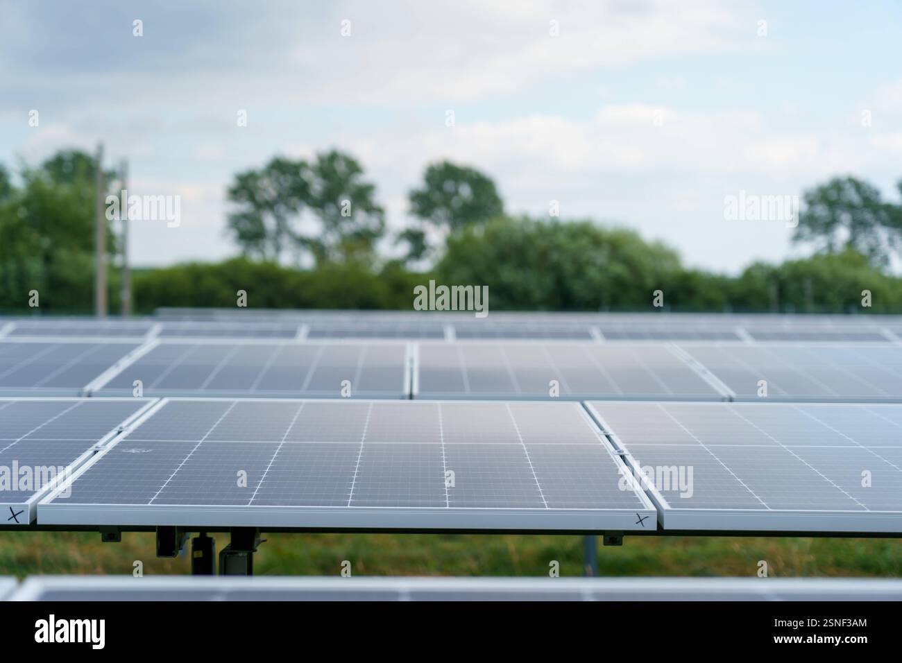 Deutschlands größter Solarpark mit 40,000 drehbaren Modulen eingeweiht ...