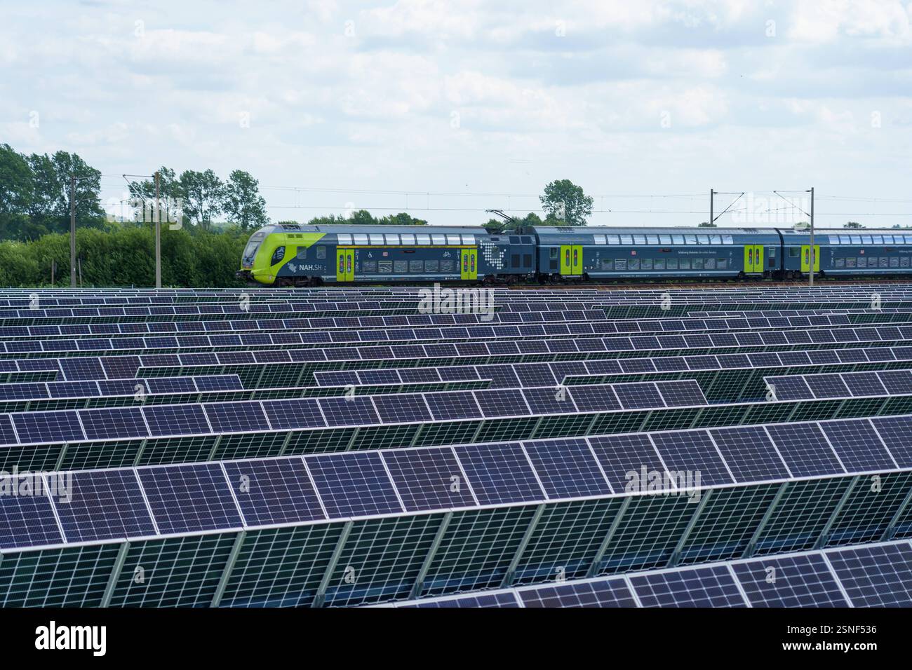 Deutschlands größter Solarpark mit 40,000 drehbaren Modulen eingeweiht ...