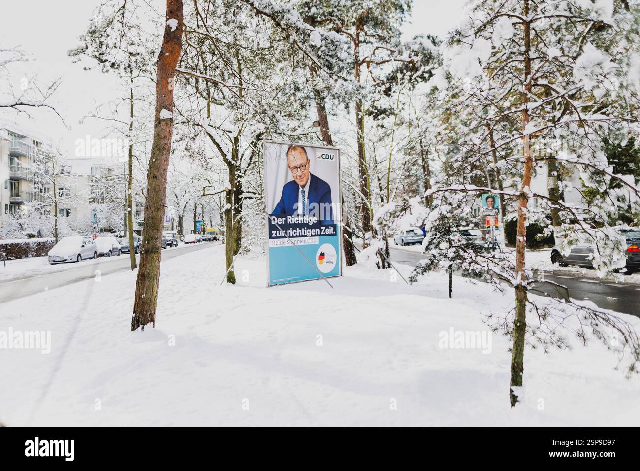 Ein Wahlplakat von Friedrich Merz, CDU-Parteivorsitzender, aufgenommen ...