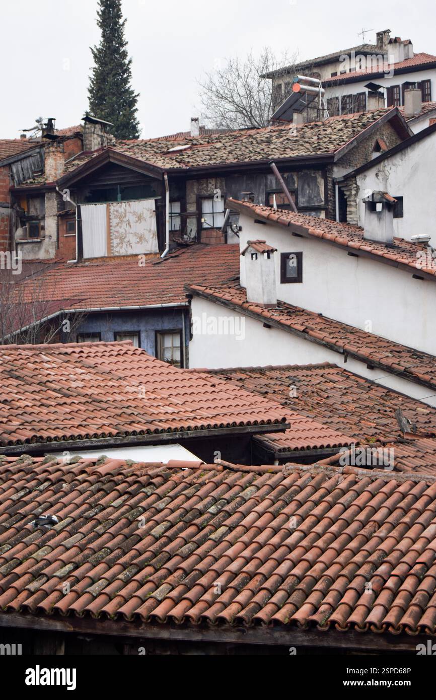 Maisons en pierre aux toits de tuiles Banque de photographies et d ...