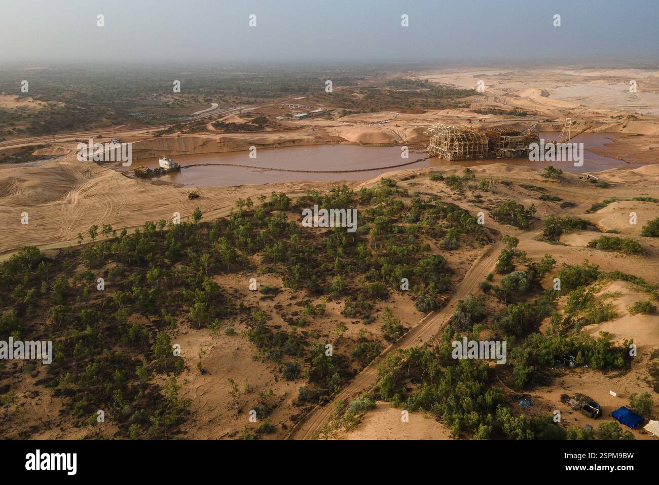 Vue aérienne de la mine ERAMET GCO et de son usine flottante le 21 ...