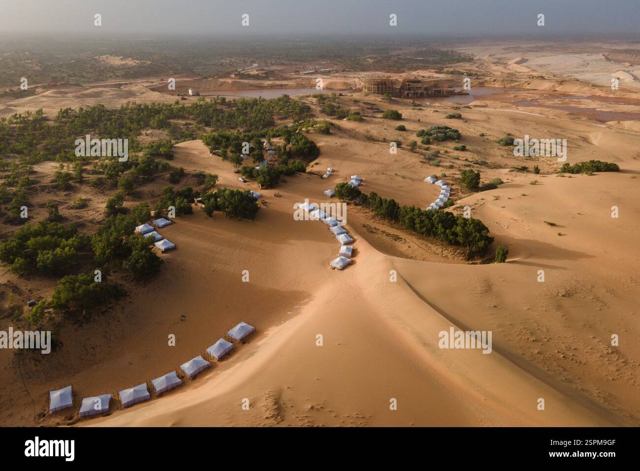 Vue aérienne de l'écolodge de Lompoul, 21 décembre 2024. Situé au cœur ...