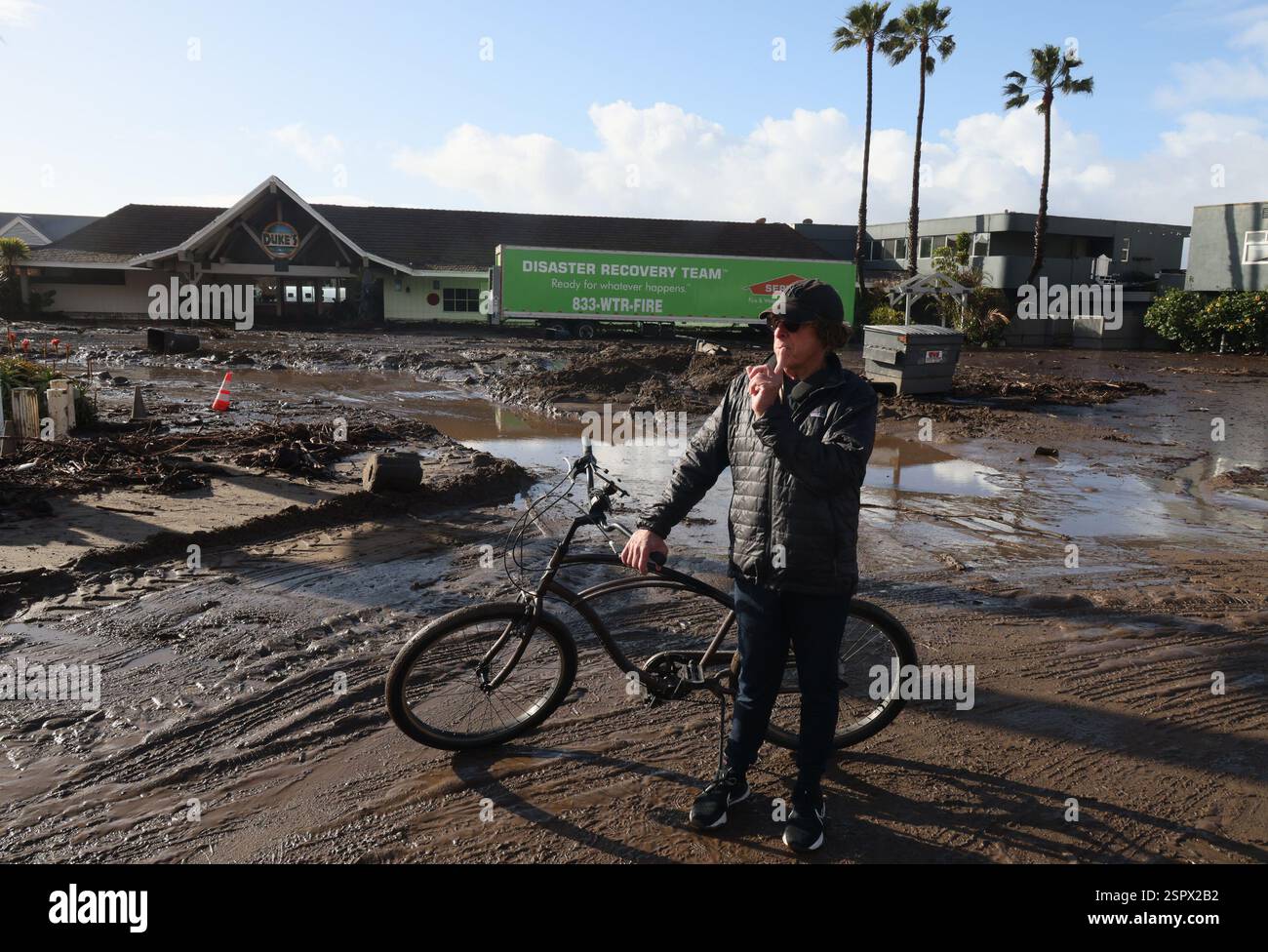 Malibu, Californie, États-Unis. 14 février 2025. Ken Taves, résident de ...