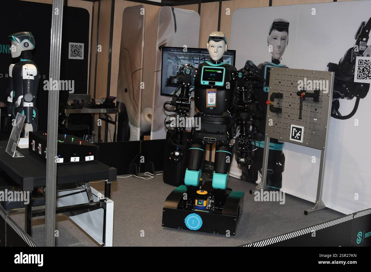 Le côté humain du robot d'automatisation industrielle vu exposé pendant l'événement. WAICF ...