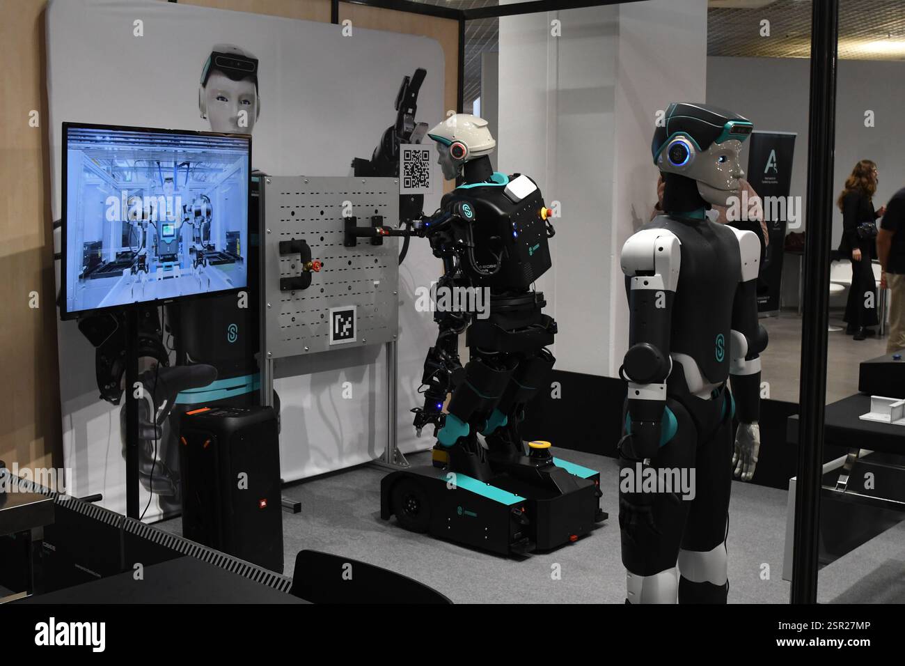 Le côté humain des robots d'automatisation industrielle vu pendant l'événement. WAICF : World ...