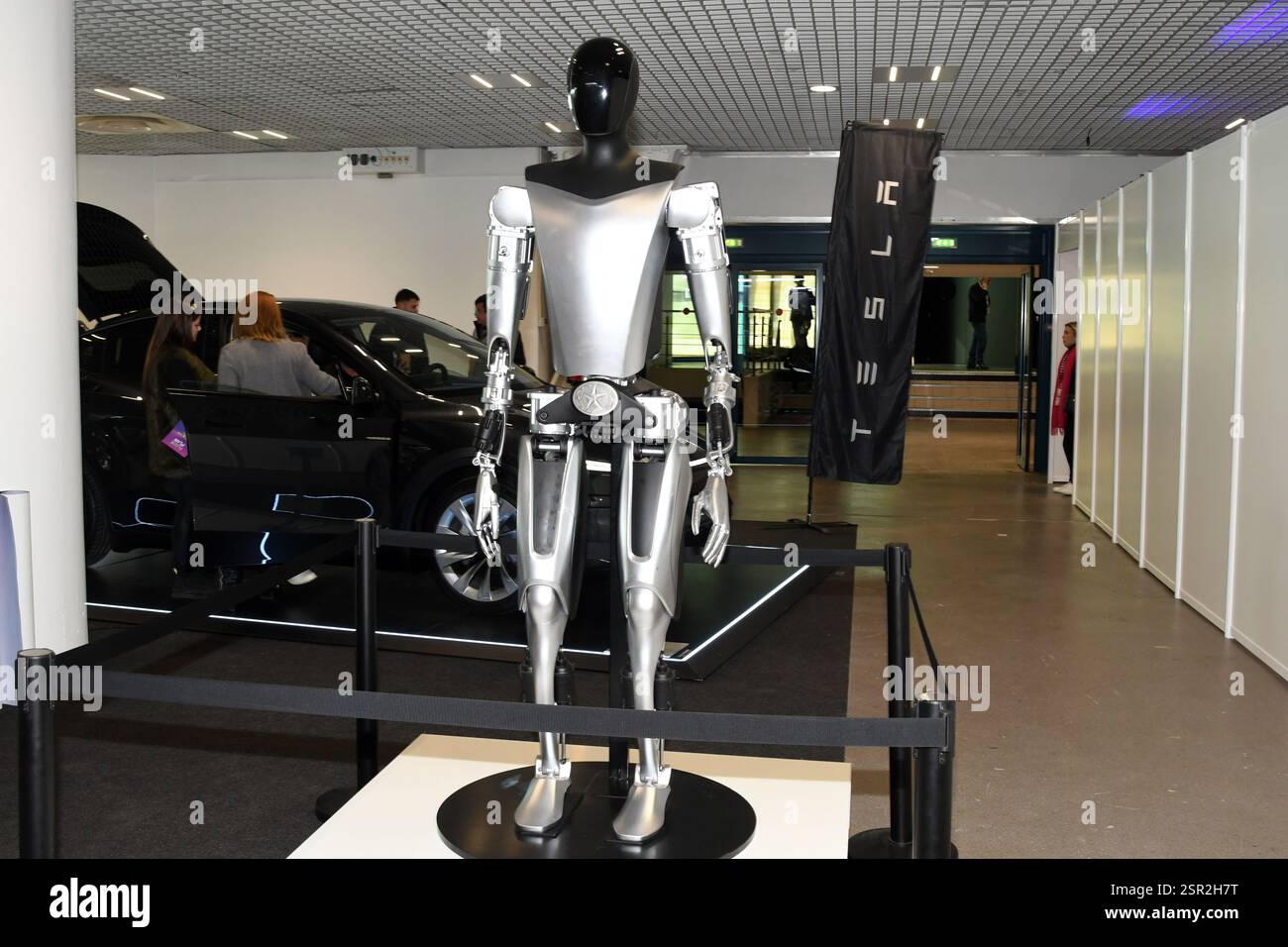 Cannes, France. 13 février 2025. Un robot vu affiché pendant l ...