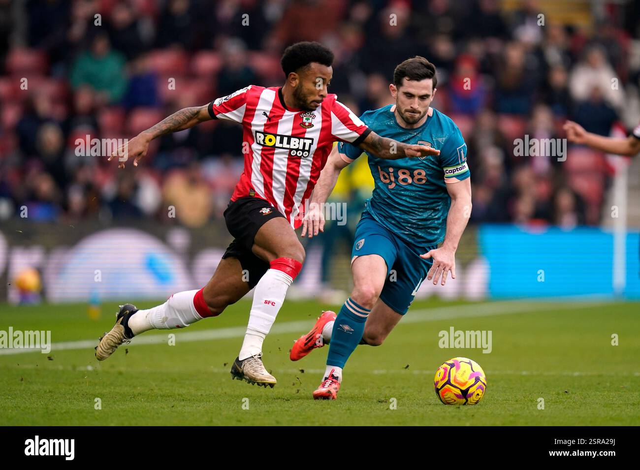 Welington de Southampton et Lewis Cook de Bournemouth (à droite) lors ...