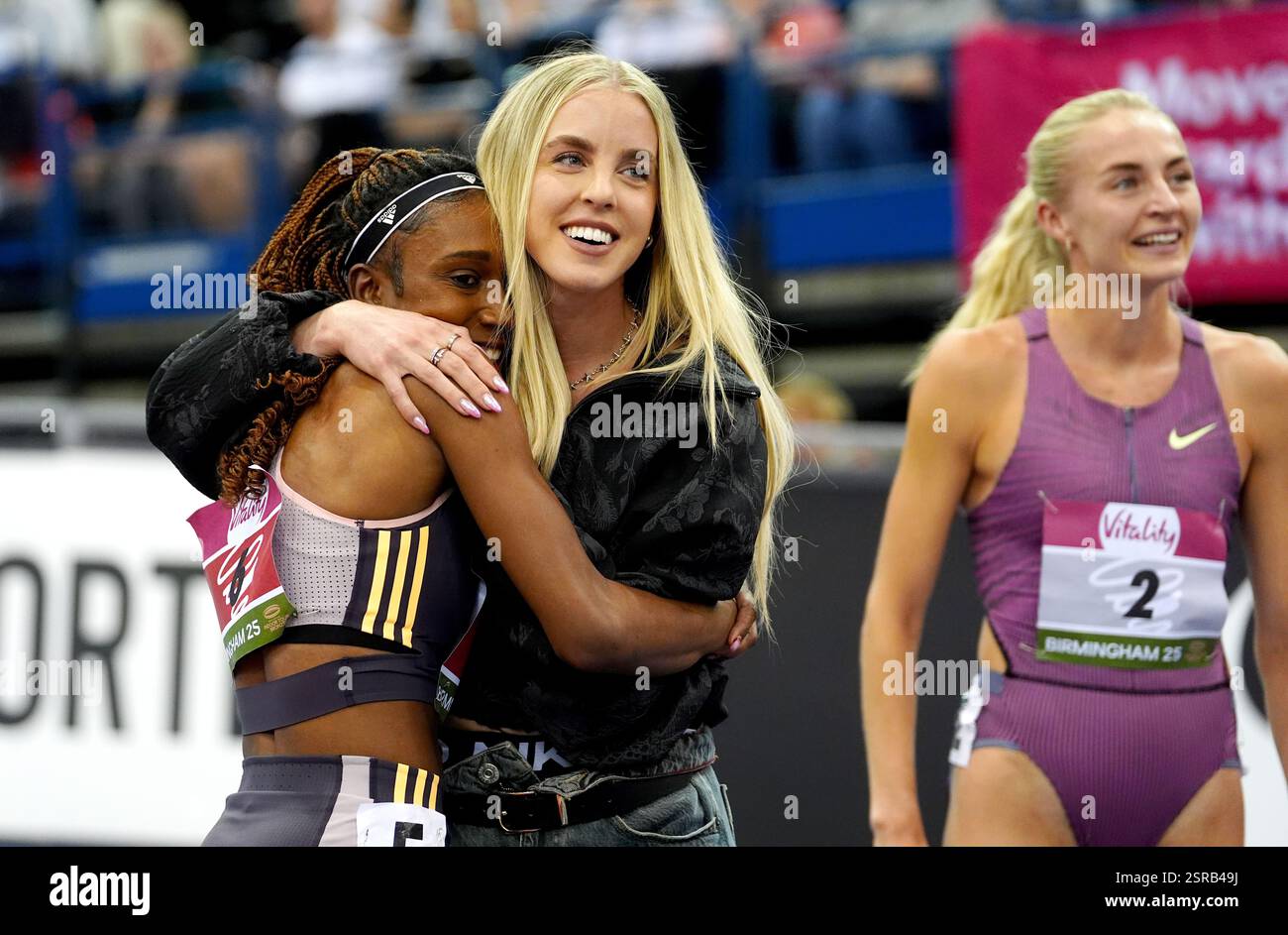 Keely Hodgkinson embrasse une coureuse, à la fin du 800m féminin lors ...