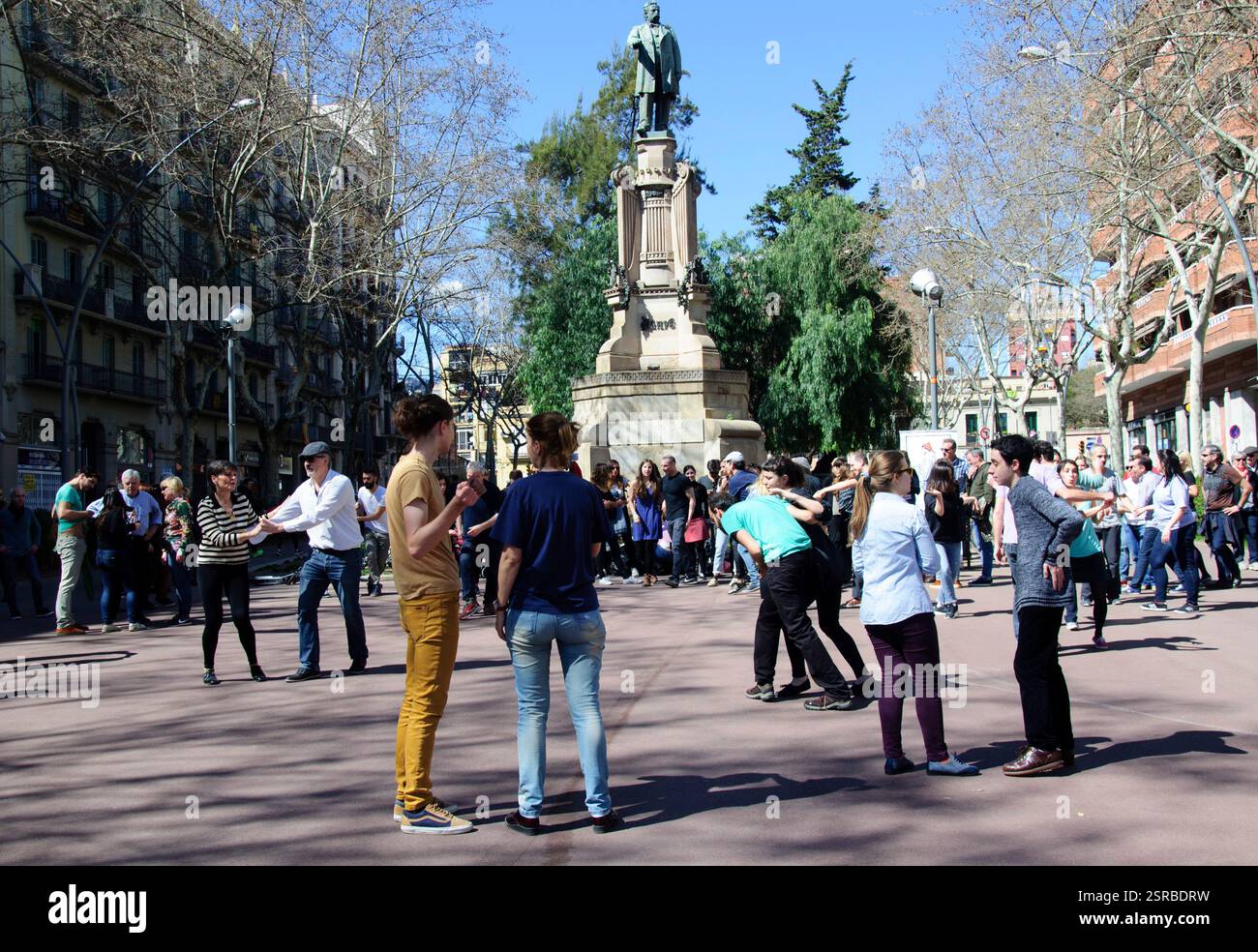 Les gens qui dansent se balancent dans la rue pour célébrer le printemps, Barcelone, Paseo San ...