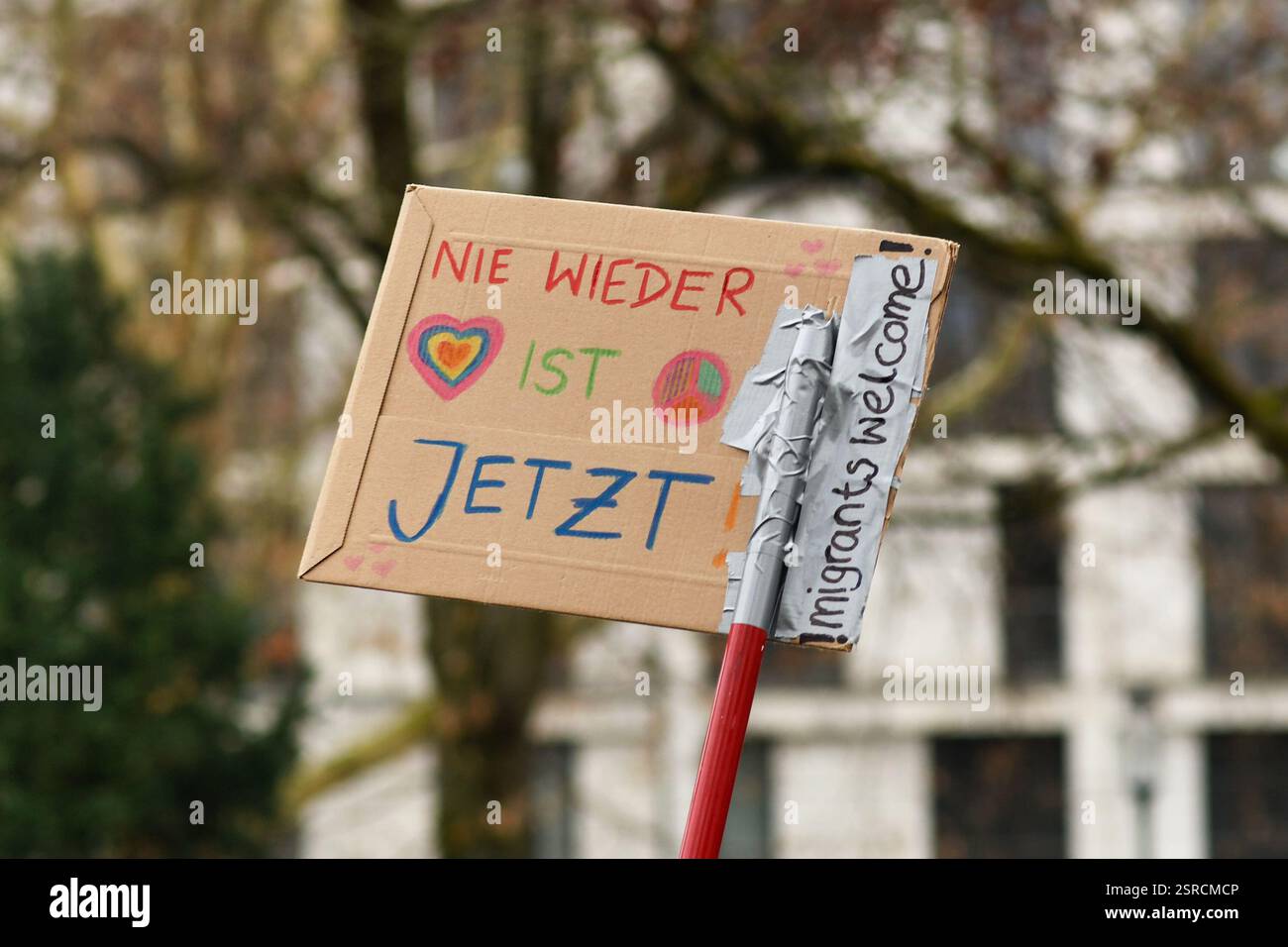 Heidelberg, Allemagne - 12 février 2025 : signe avec texte disant "plus ...