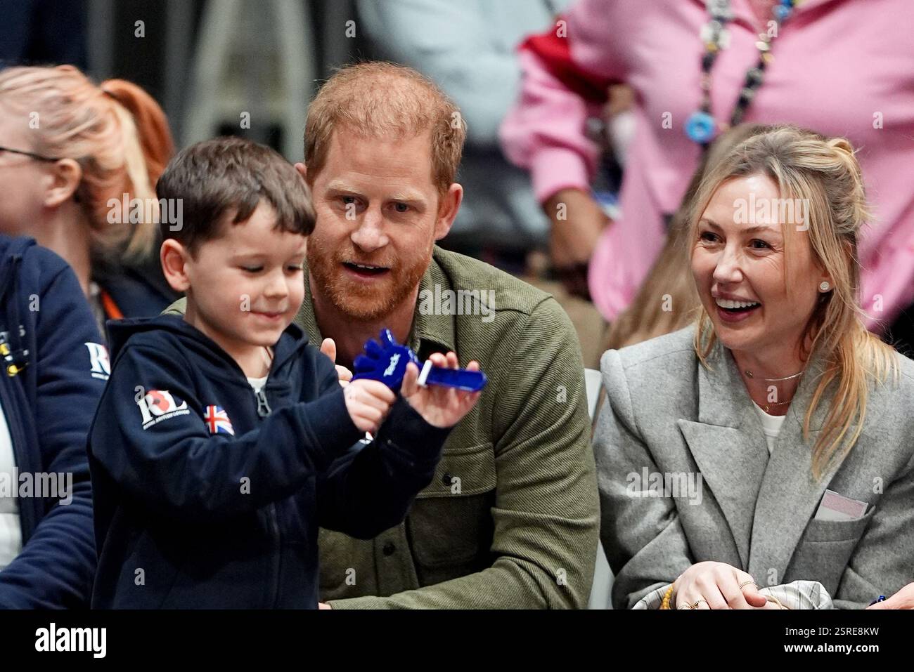 Le duc de Sussex regarde le volleyball assis au Vancouver Convention ...