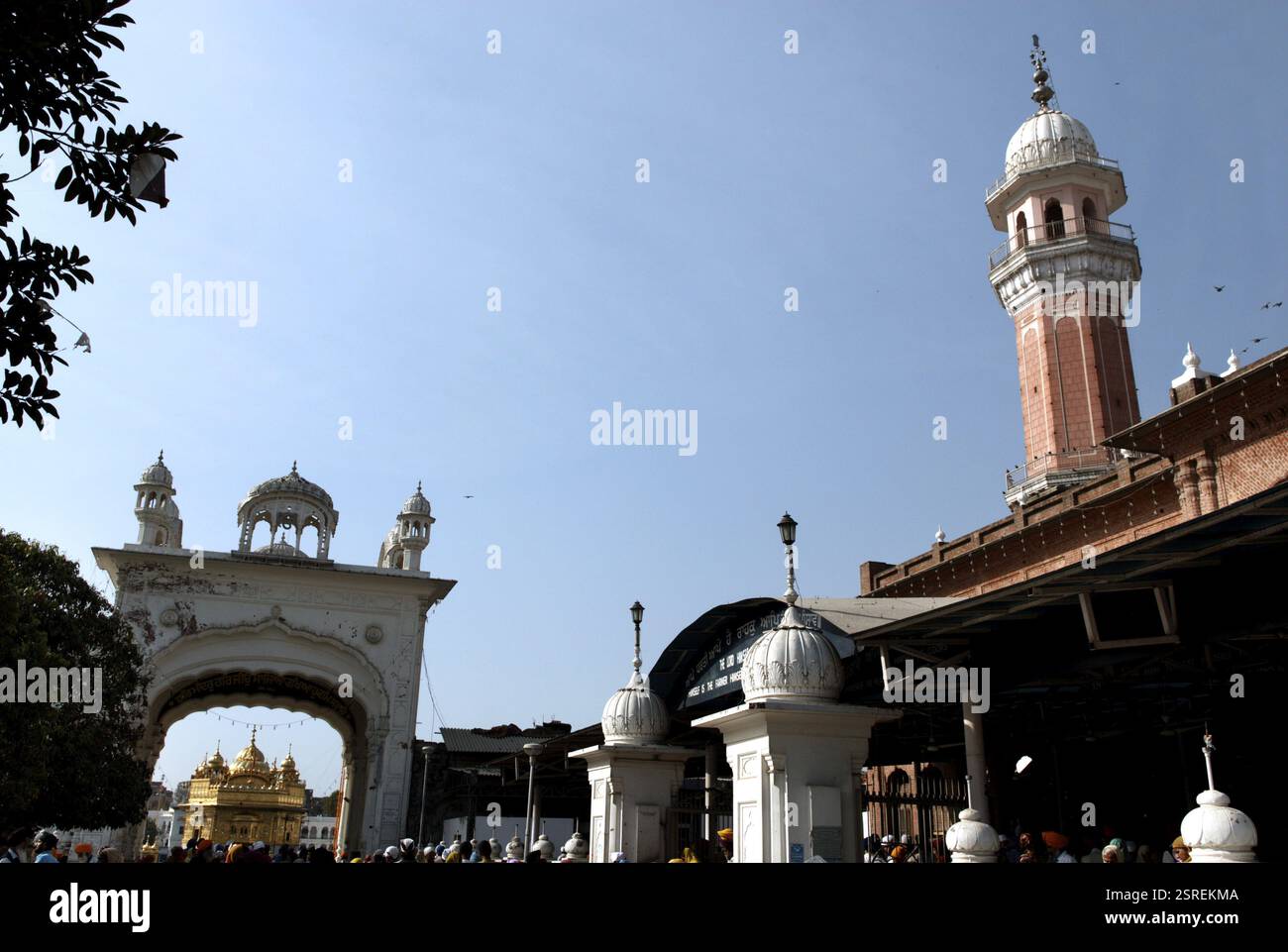 Vue de Sri Harimandir Darbar Sahib ou temple d'or à travers l'arc ...