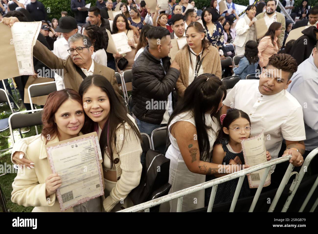 Non exclusif : les couples prennent part au mariage de masse dans le ...