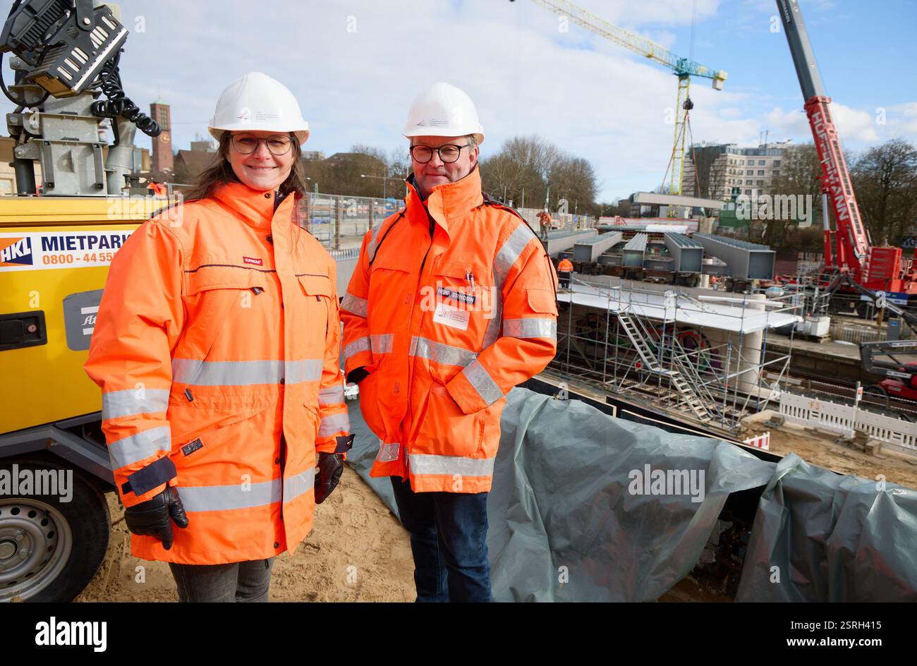16 février 2025, Hambourg : Ines Thierfelder (à gauche), chef de projet pour l'Agence nationale ...