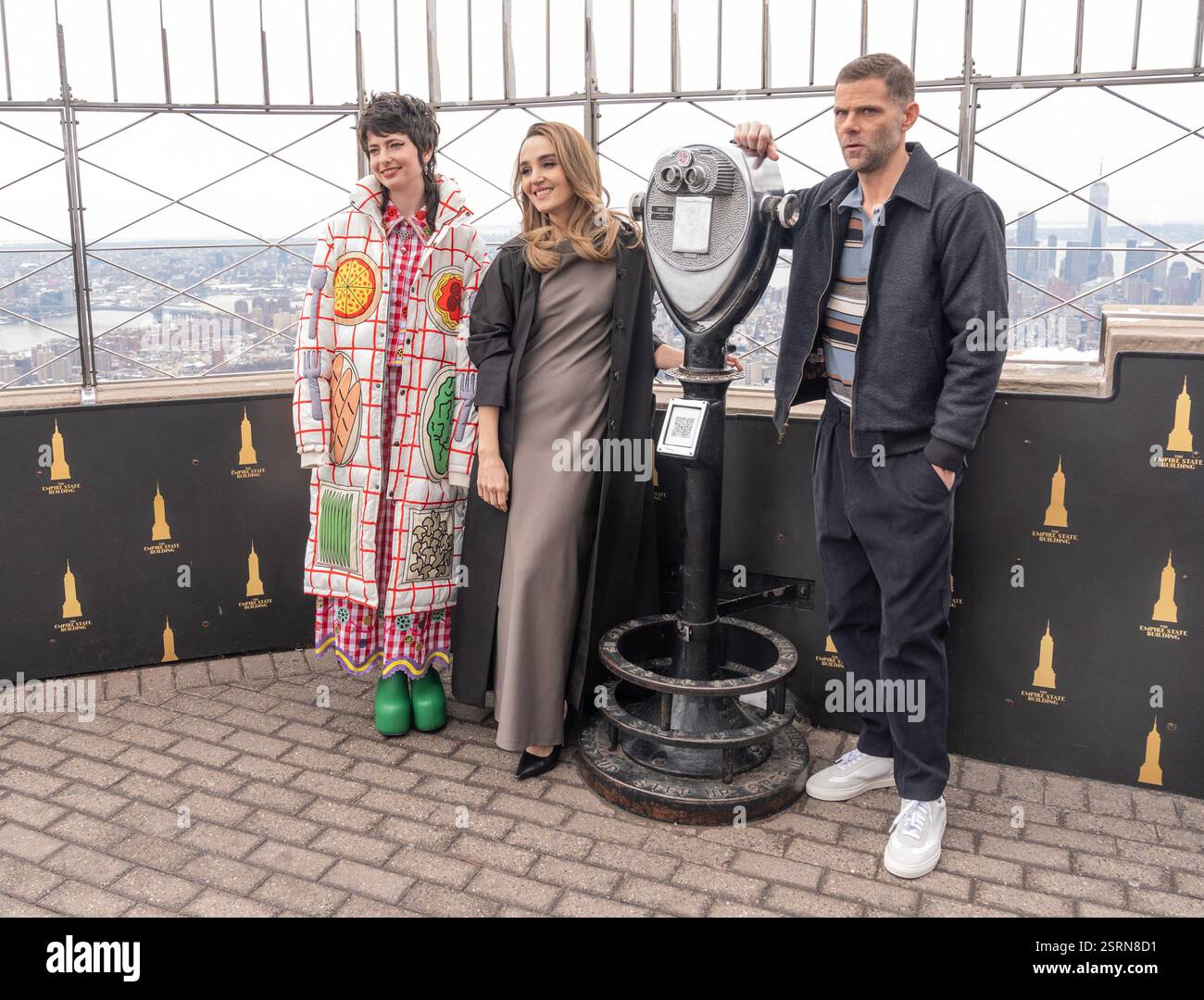 Les acteurs Sarah Sherman, Chloe Fineman et Mikey Day visitent l'Empire ...