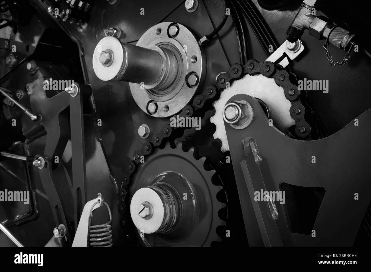 Gros plan sur les engrenages et les chaînes d'une machine. Concept de ...