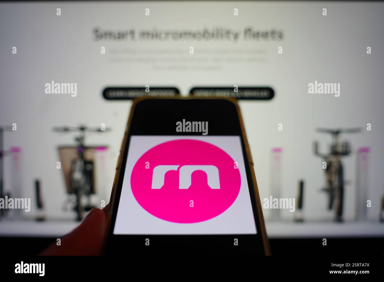 Roosendaal, pays-Bas - 16 février 2025 : un téléphone portable affichant le logo de MicroFleet ...