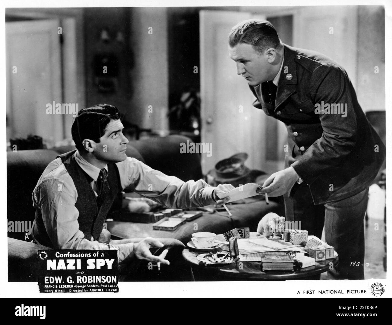 Confessions of a nazi spy Banque d'images noir et blanc - Alamy