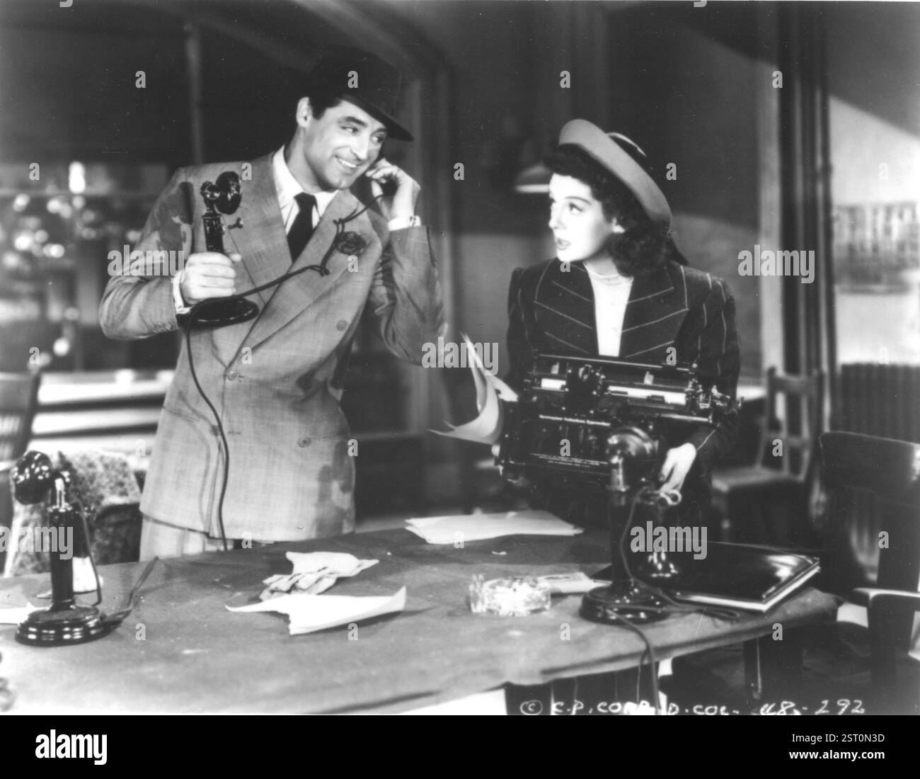 Cary grant et rosalind russell Banque de photographies et d’images à ...