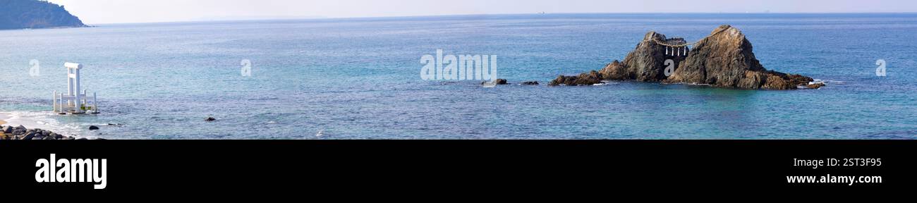 Vue panoramique sur le torii Sakurai Futamigaura à Itoshima, Fukuoka ...
