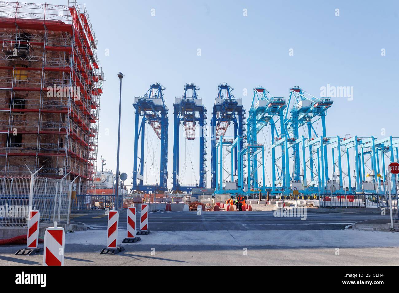 Nouvelles grues au futur terminal Rijeka Gateway. Après la livraison ...
