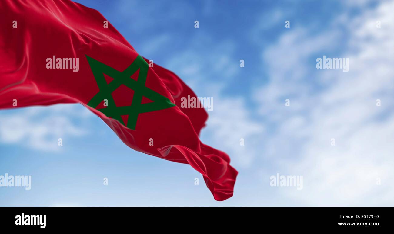 Drapeau national du Maroc agitant au vent par temps clair. Drapeau ...