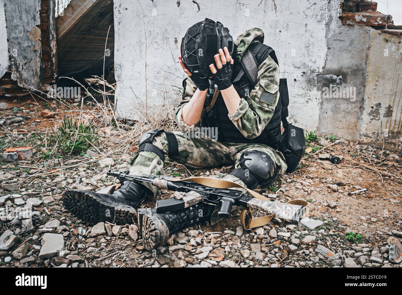 Concept de trouble de stress post-traumatique. Un soldat en uniforme ...