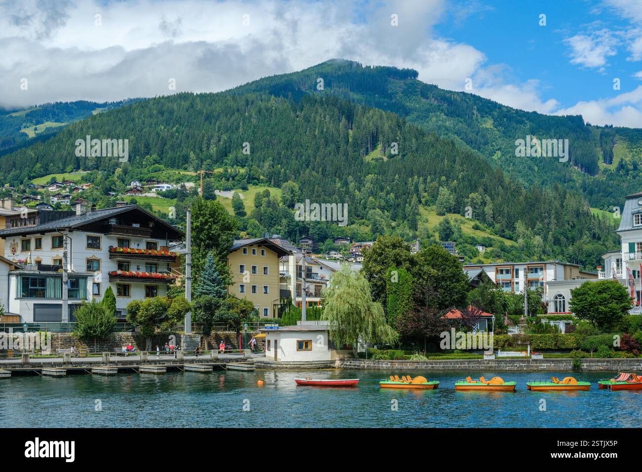 Ville pittoresque au bord du lac de Zell am See dans les Alpes ...