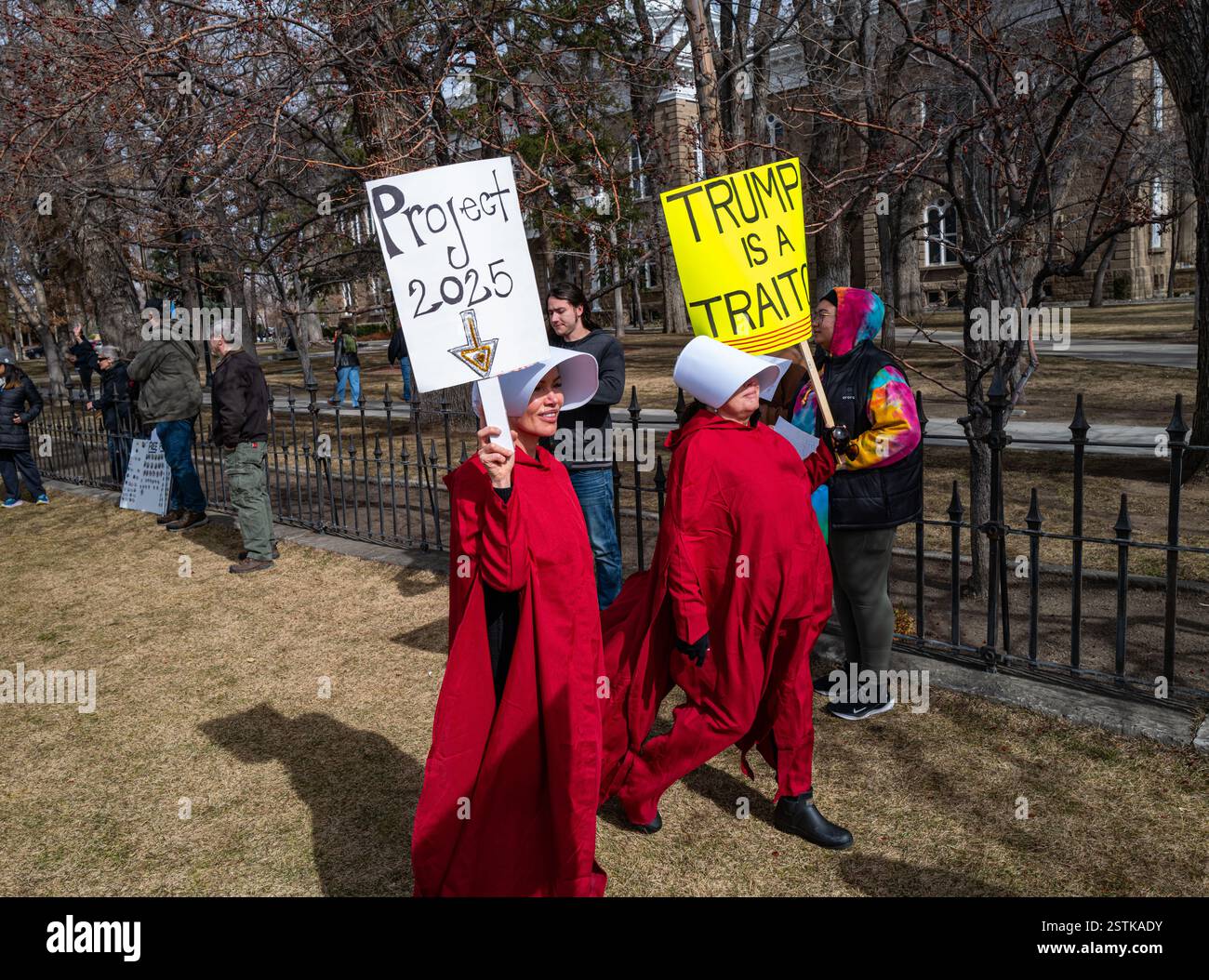 Deux femmes en costumes rouges de Handmaid’s Tale tiennent des ...