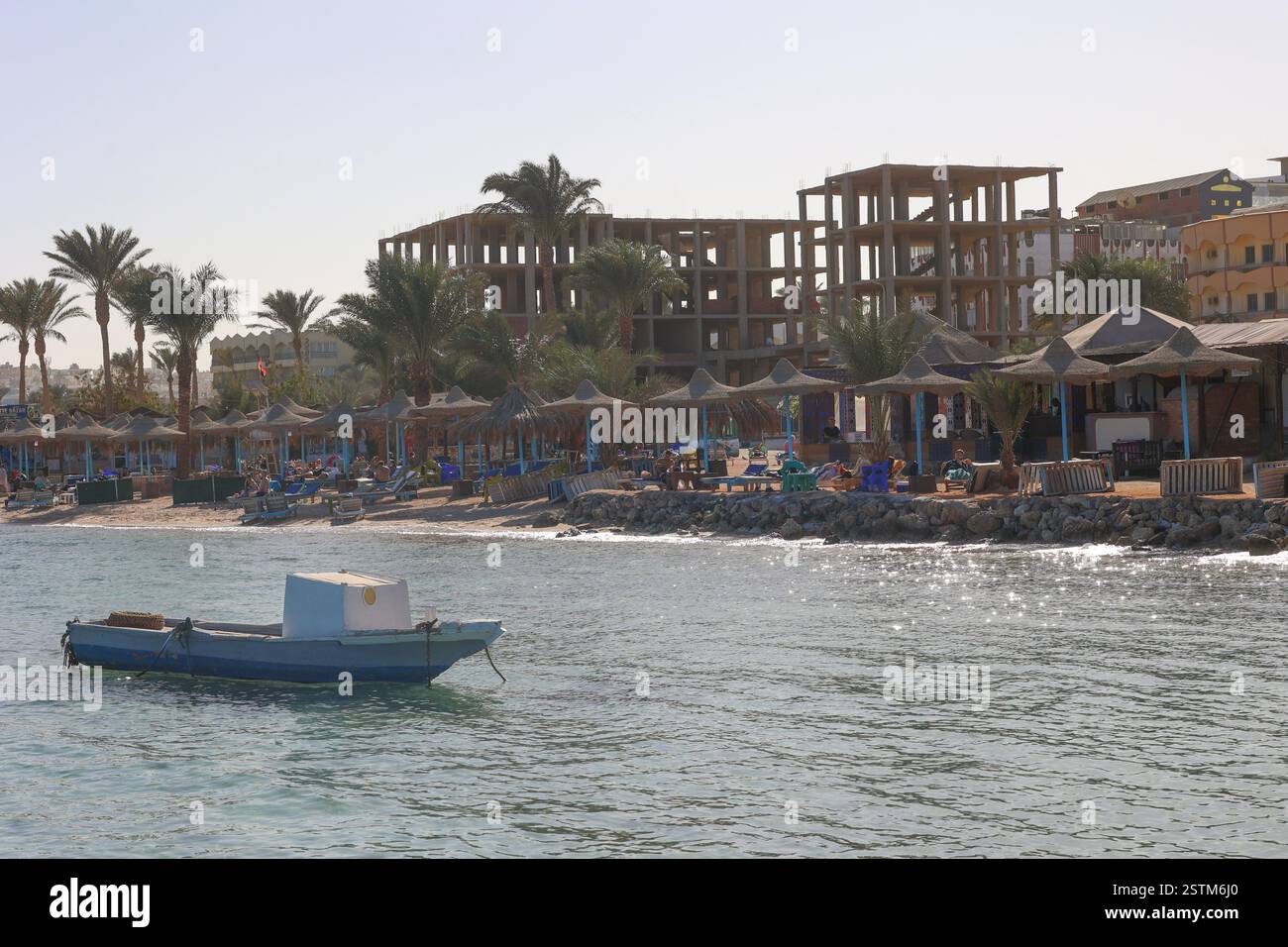 Hurghada, Egypte - 1/1/2025 - plage El Sakia avec chaises longues et ...