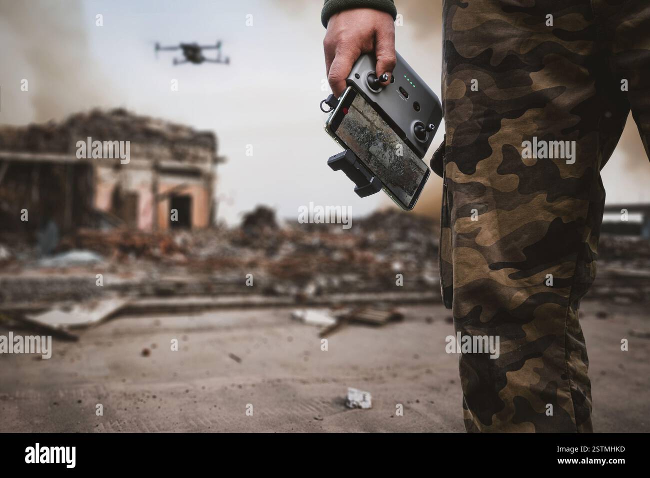 le panneau de contrôle du drone est en main du soldat militaire. un ...