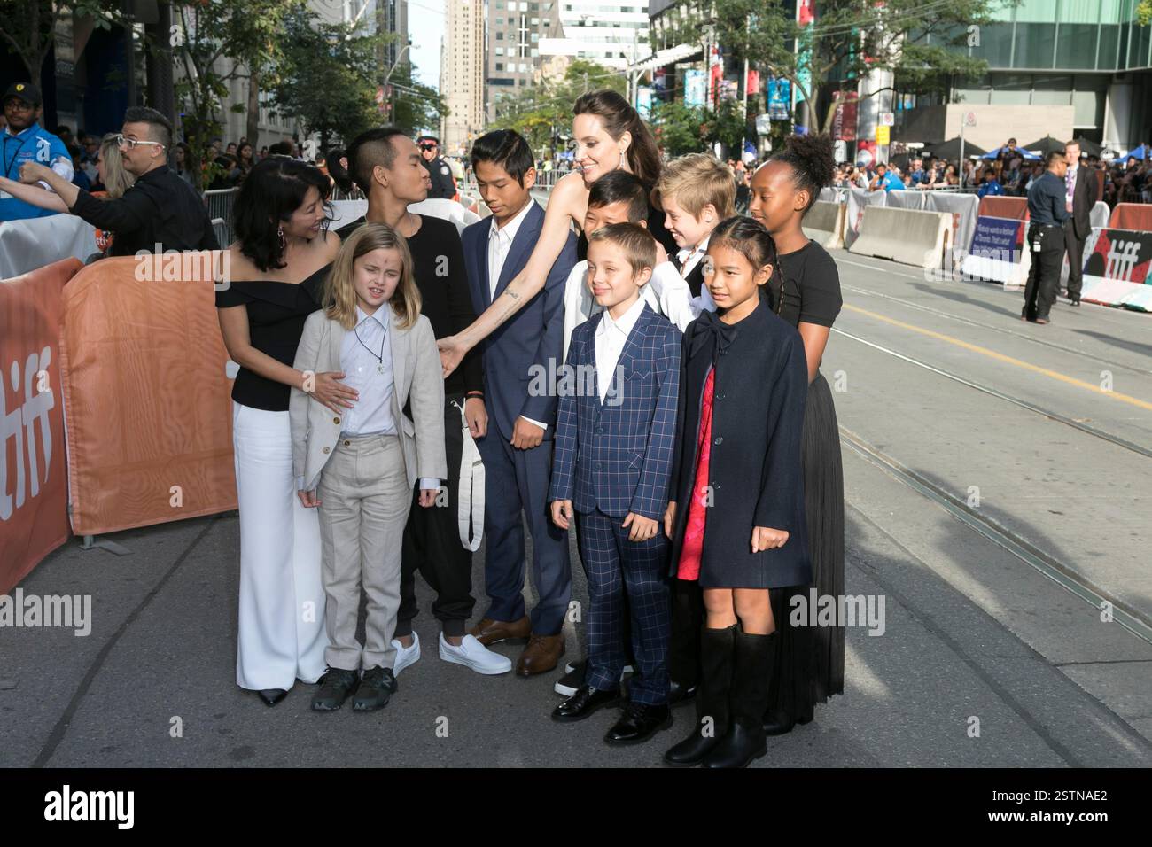 Loung Ung (de gauche à droite), Vivienne jolie-Pitt, Maddox jolie-Pitt ...