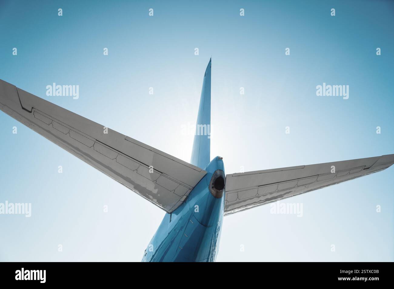 Queue d'un avion bleu - vue à angle bas. Empennage d'un panneau d'air ...