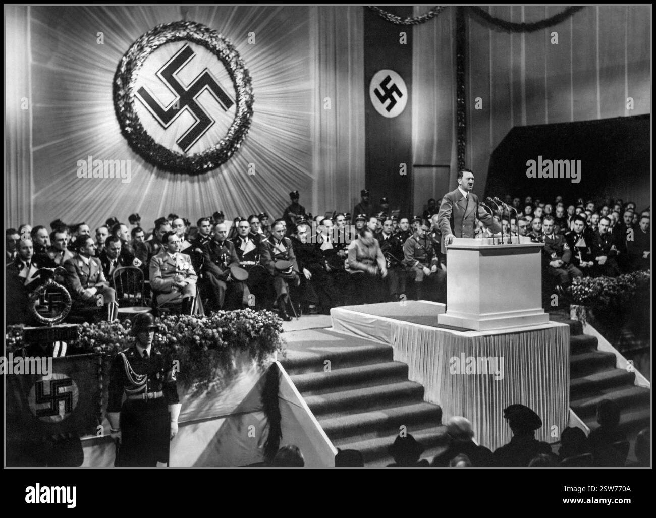 1939 Adolf Hitler sur un podium prononçant un discours lors d'une ...