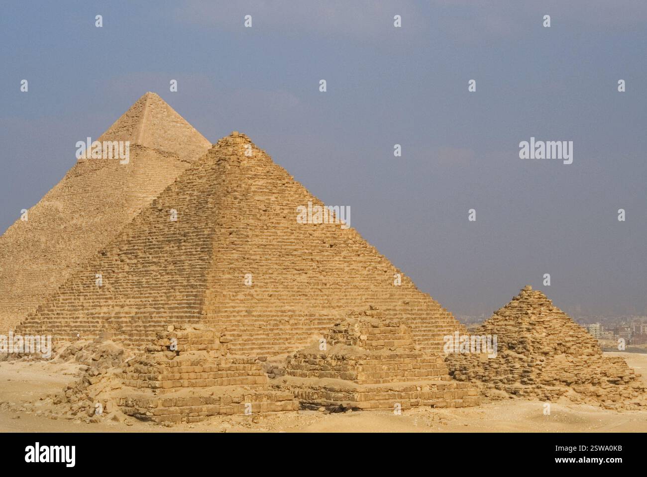 Pyramide de Menkaure. Derrière elle, la pyramide de Chephren. Au ...