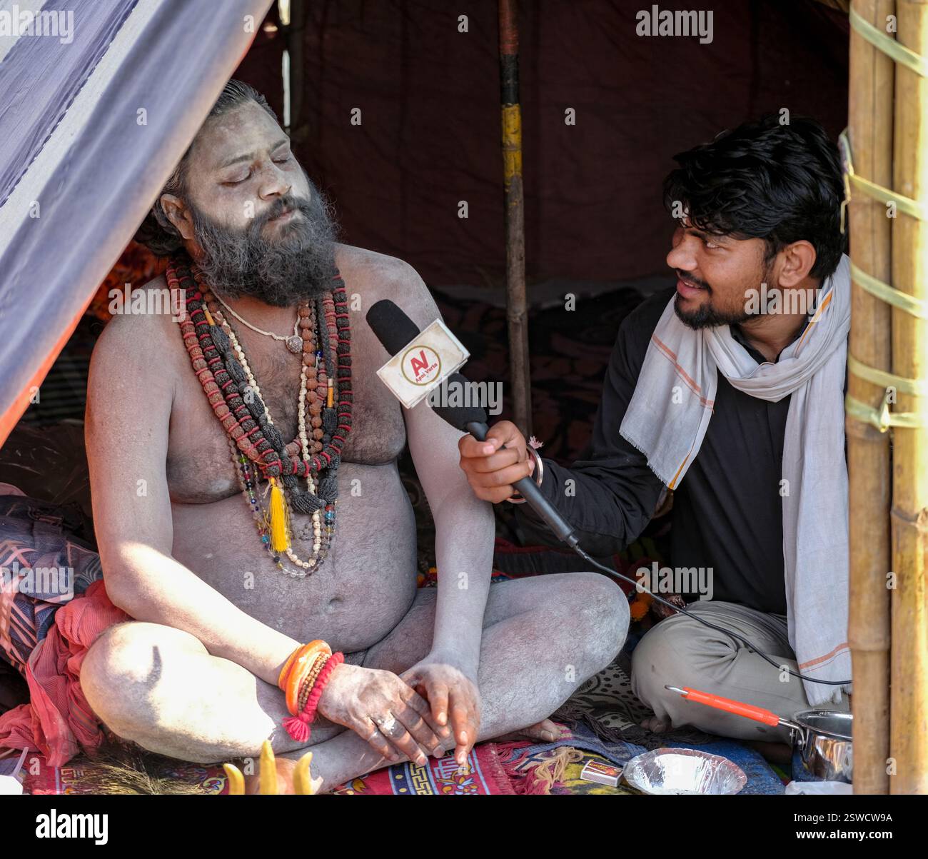 Un Naga Sadhu donnant une interview à la chaîne de télévision AV ...