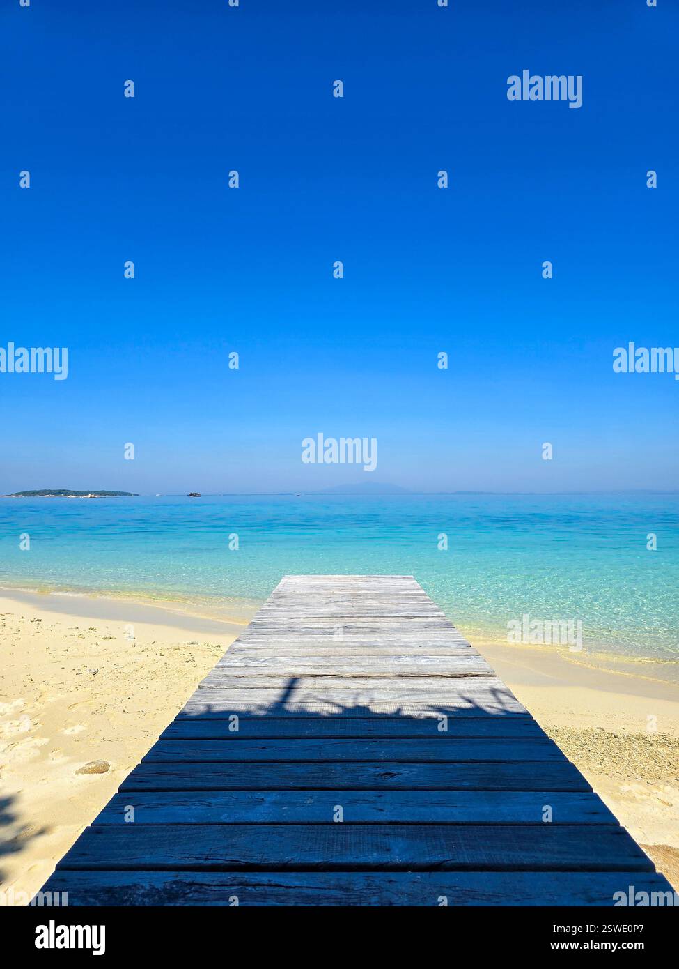 Des vagues calmes se dressent contre la rive de l'île de Koh Munnork ...