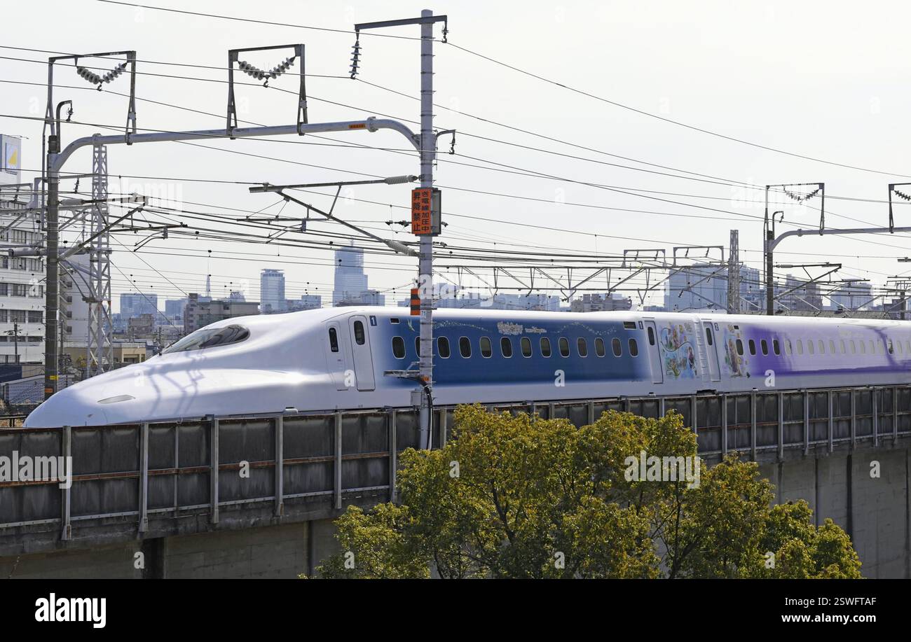 Un train à grande vitesse shinkansen sur le thème de Disney inspiré par ...