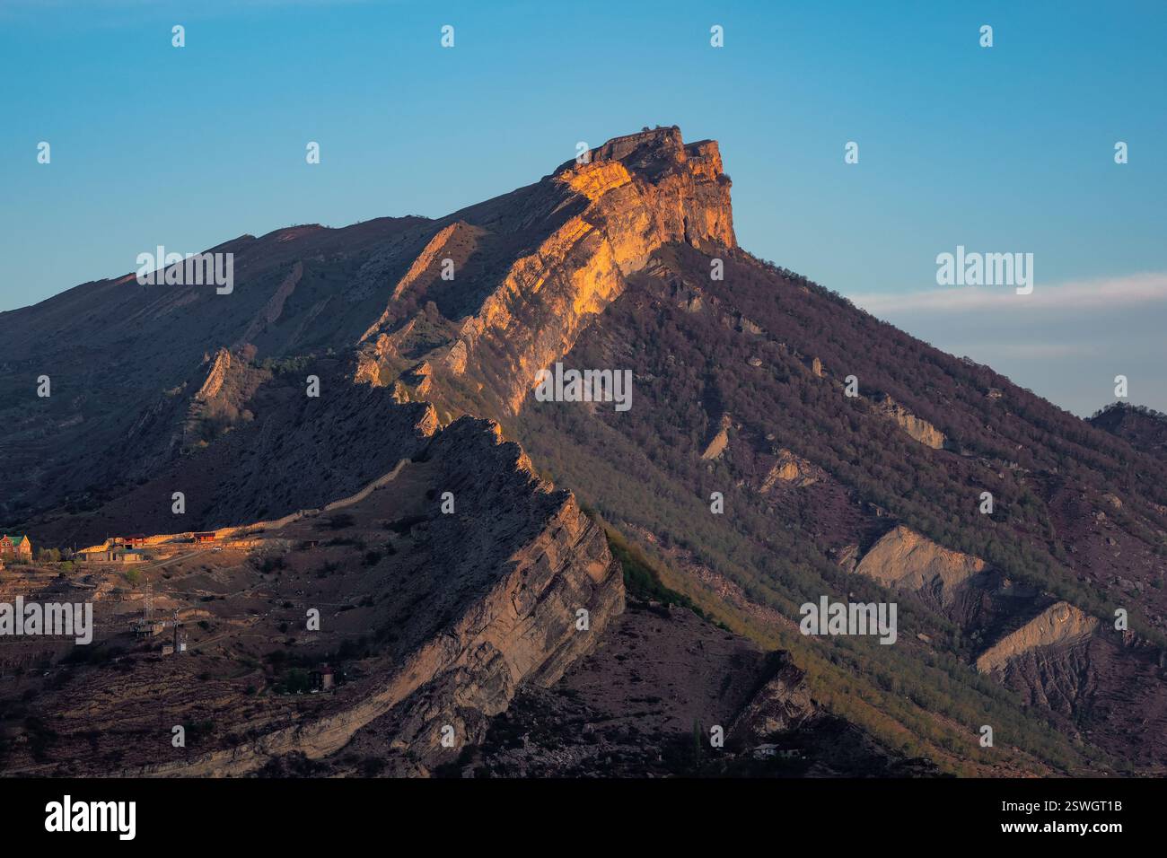 La crête de la montagne sur le plateau de Gunib contre le ciel bleu ...