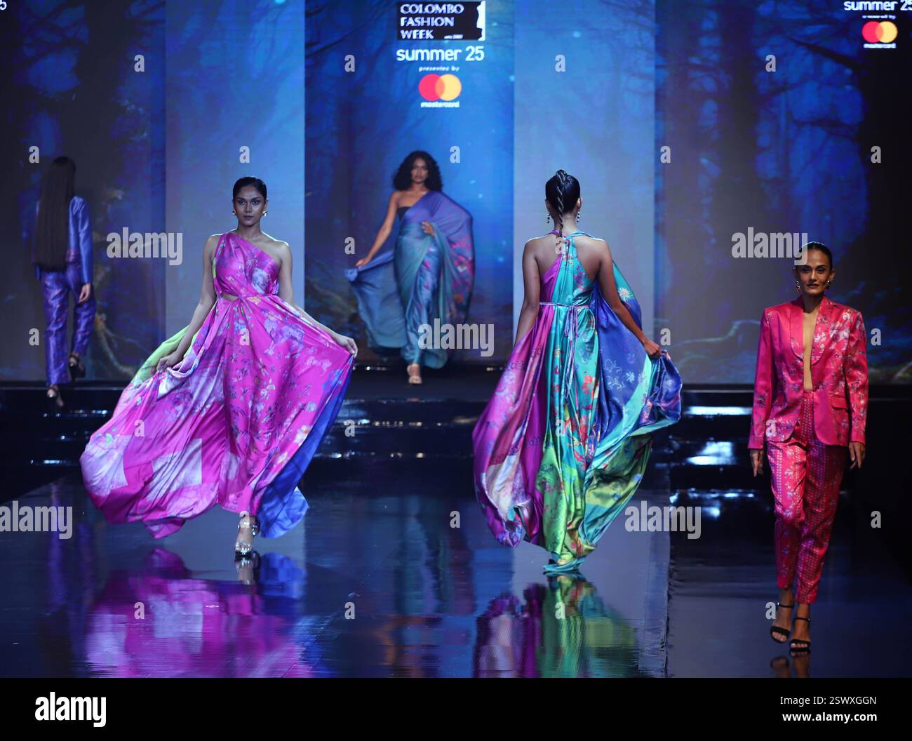 Colombo, Sri Lanka. 21 février 2025. Des mannequins présentent leurs créations lors de la ...
