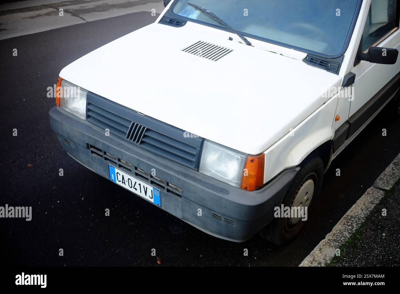 Cremona, Italie 9 février 2025 Blanc Fiat Panda 4x4 de la première ...