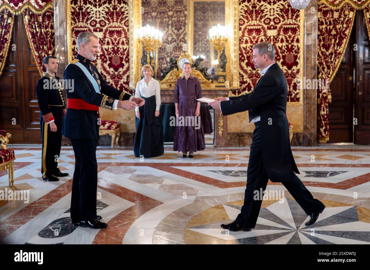 King Felipe VI receives the Credential Letter from the Ambassador of ...