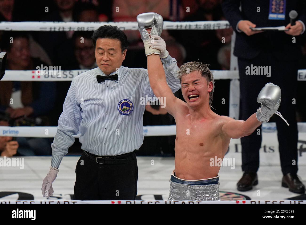 Tenshin Nasukawa, right, of Japan celebrates after beating Jason ...