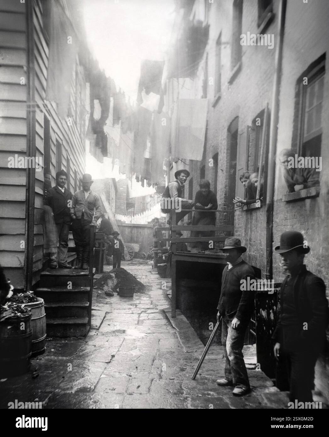 Bandits' Roost, 59 1/2 Mulberry Street par Jacob Riis (1888). La photo ...