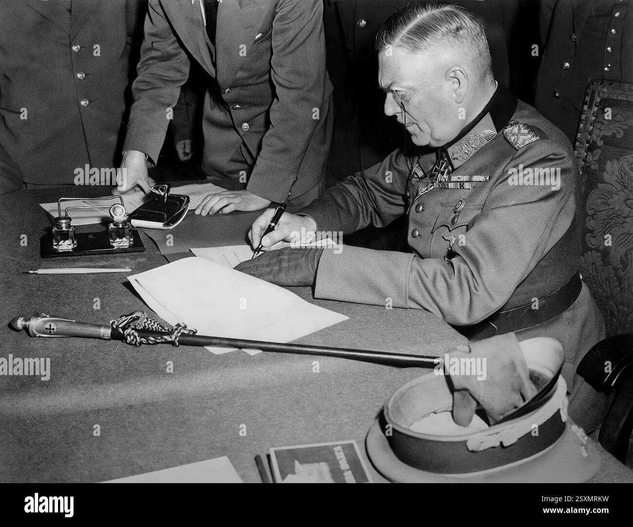 Le maréchal Wilhelm Keitel, signant les conditions de reddition ...